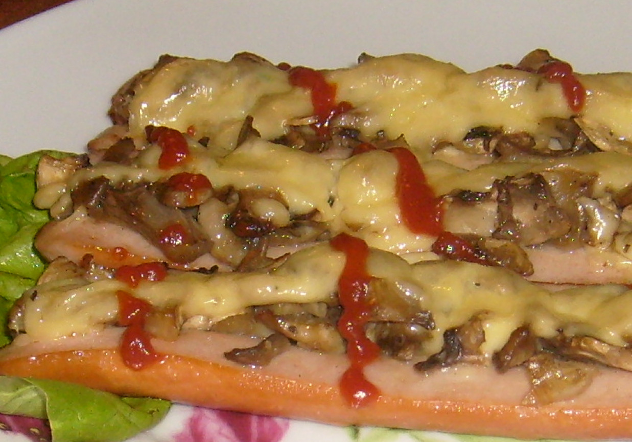 ZAPIEKANE PARÓWKI Z SEREM I PIECZARKAMI - DoradcaSmaku.pl