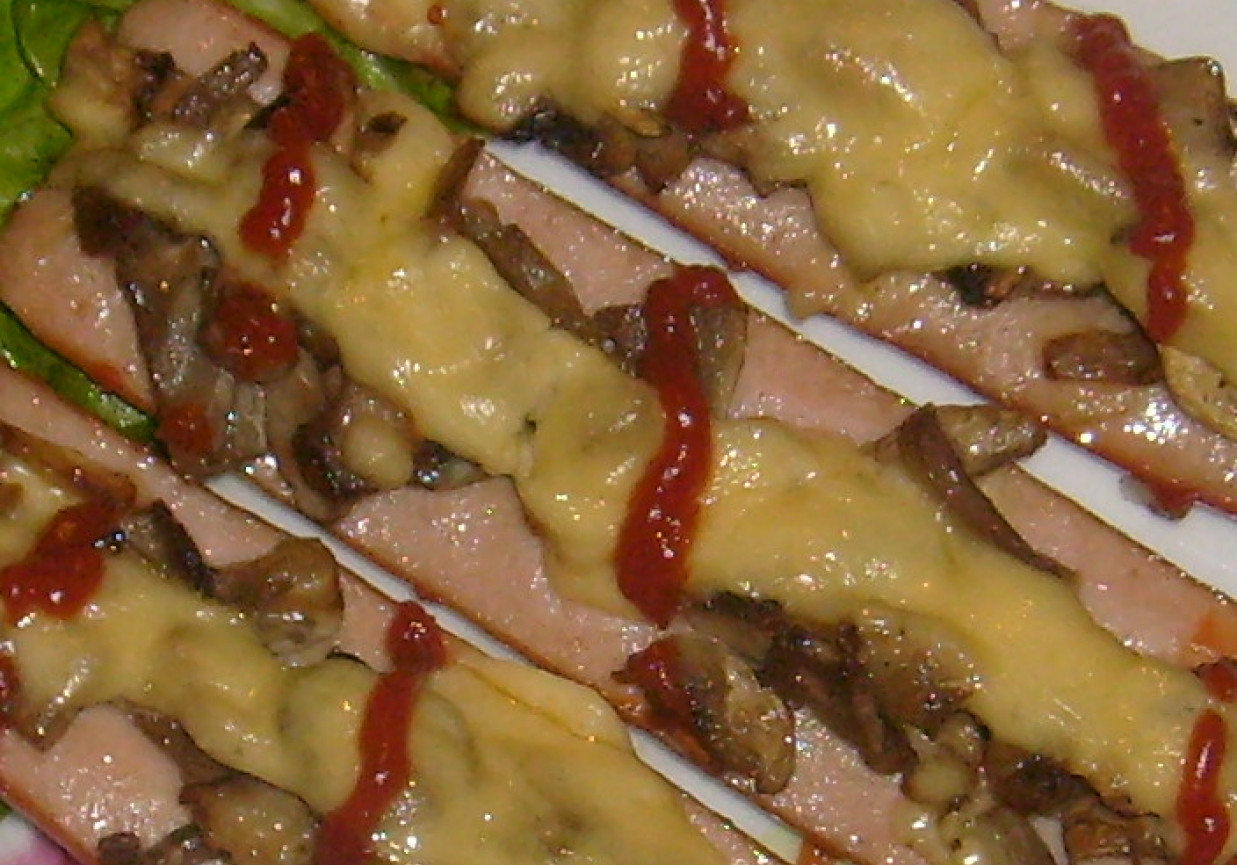 ZAPIEKANE PARÓWKI Z SEREM I PIECZARKAMI - DoradcaSmaku.pl