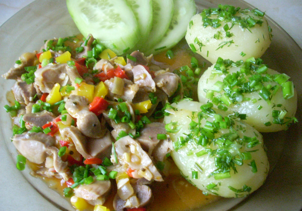 Żołądki drobiowe z papryką - DoradcaSmaku.pl