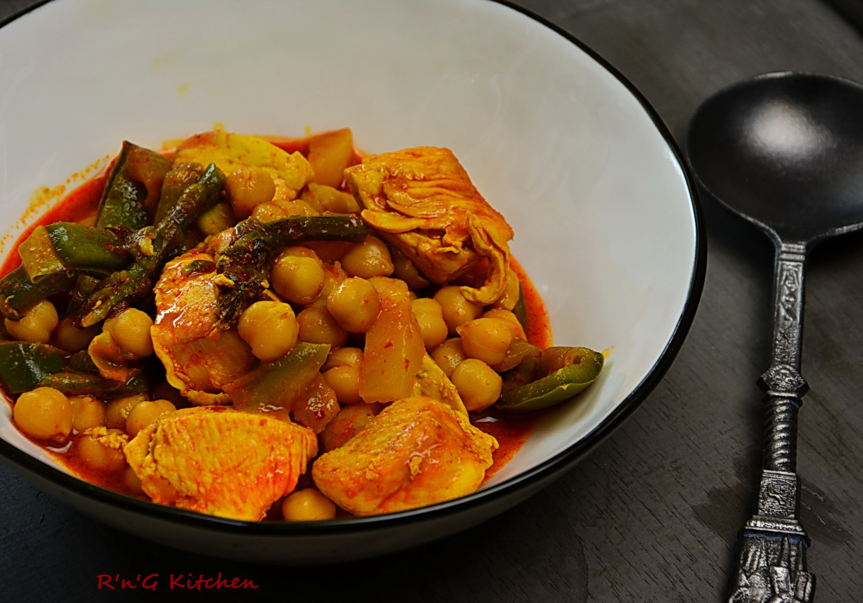 Żółte curry z kurczakiem i ciecierzycą - DoradcaSmaku.pl